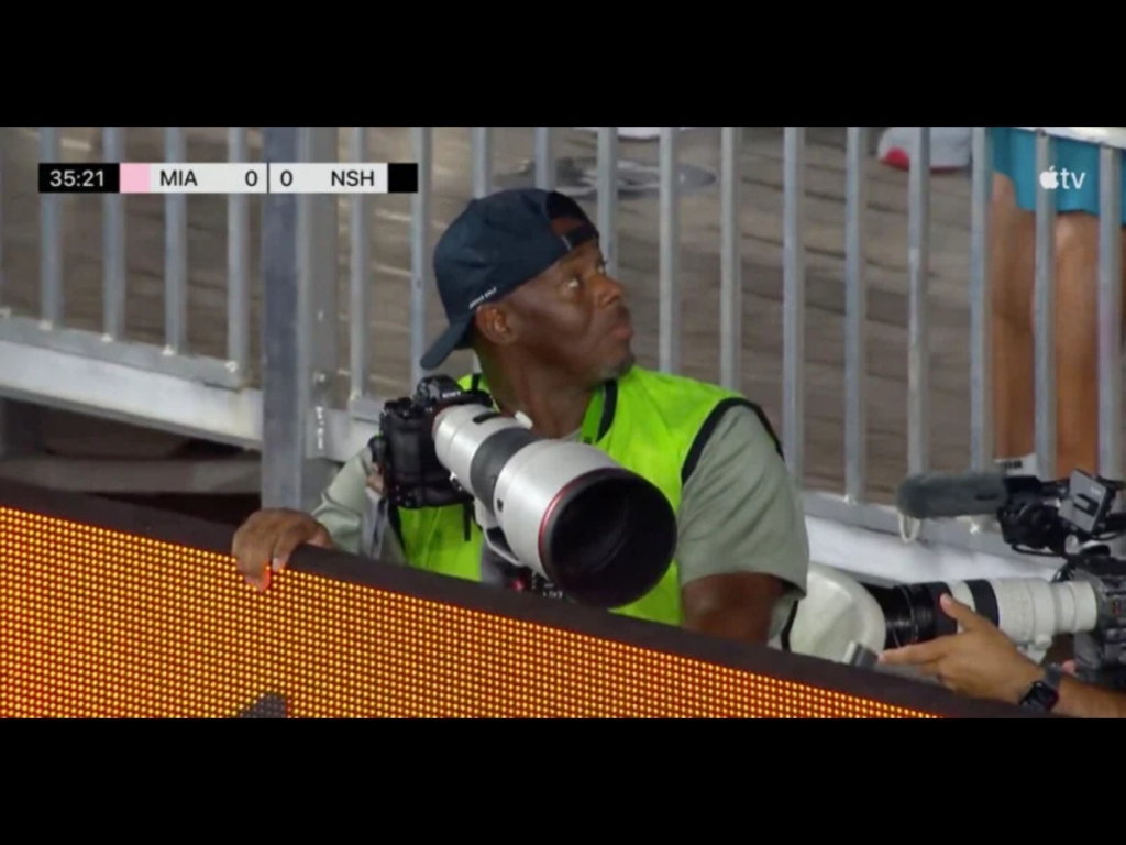 Baseball legend Ken Griffey Jr. seen working as photographer for Lionel ...
